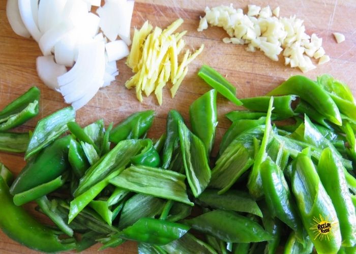 Filipino Chicken Bicol Express Recipe – Spicy, Creamy, Delicious ...